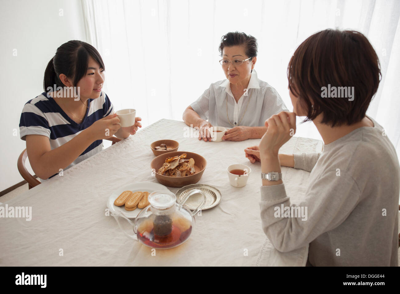 Three teenager talking hi-res stock photography and images - Alamy