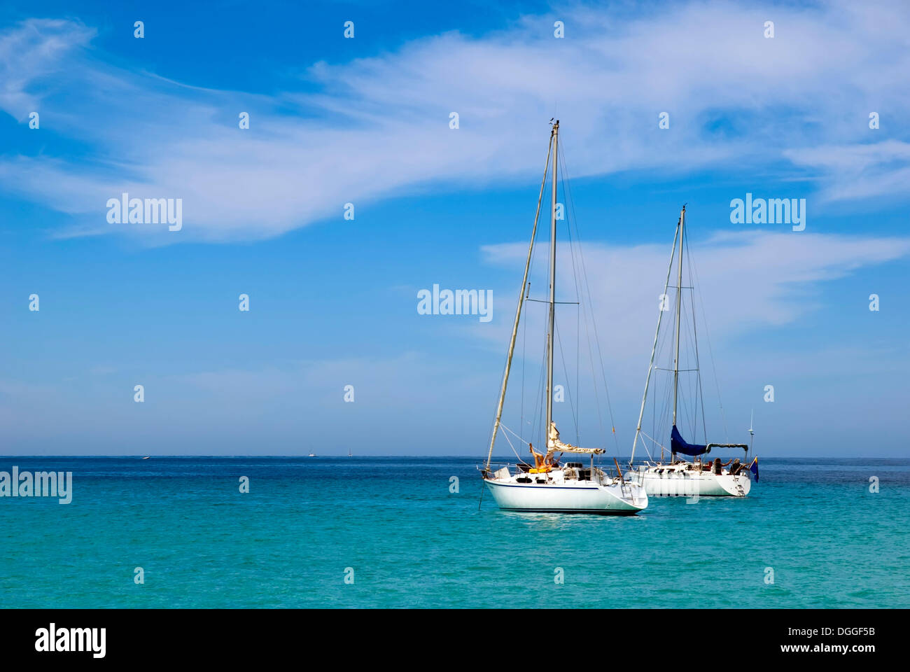 Two boats side by side hi-res stock photography and images - Alamy