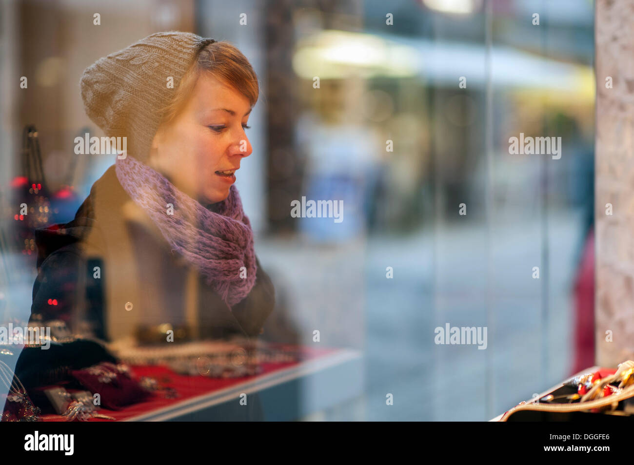 Jewellery shop displays hi-res stock photography and images - Alamy