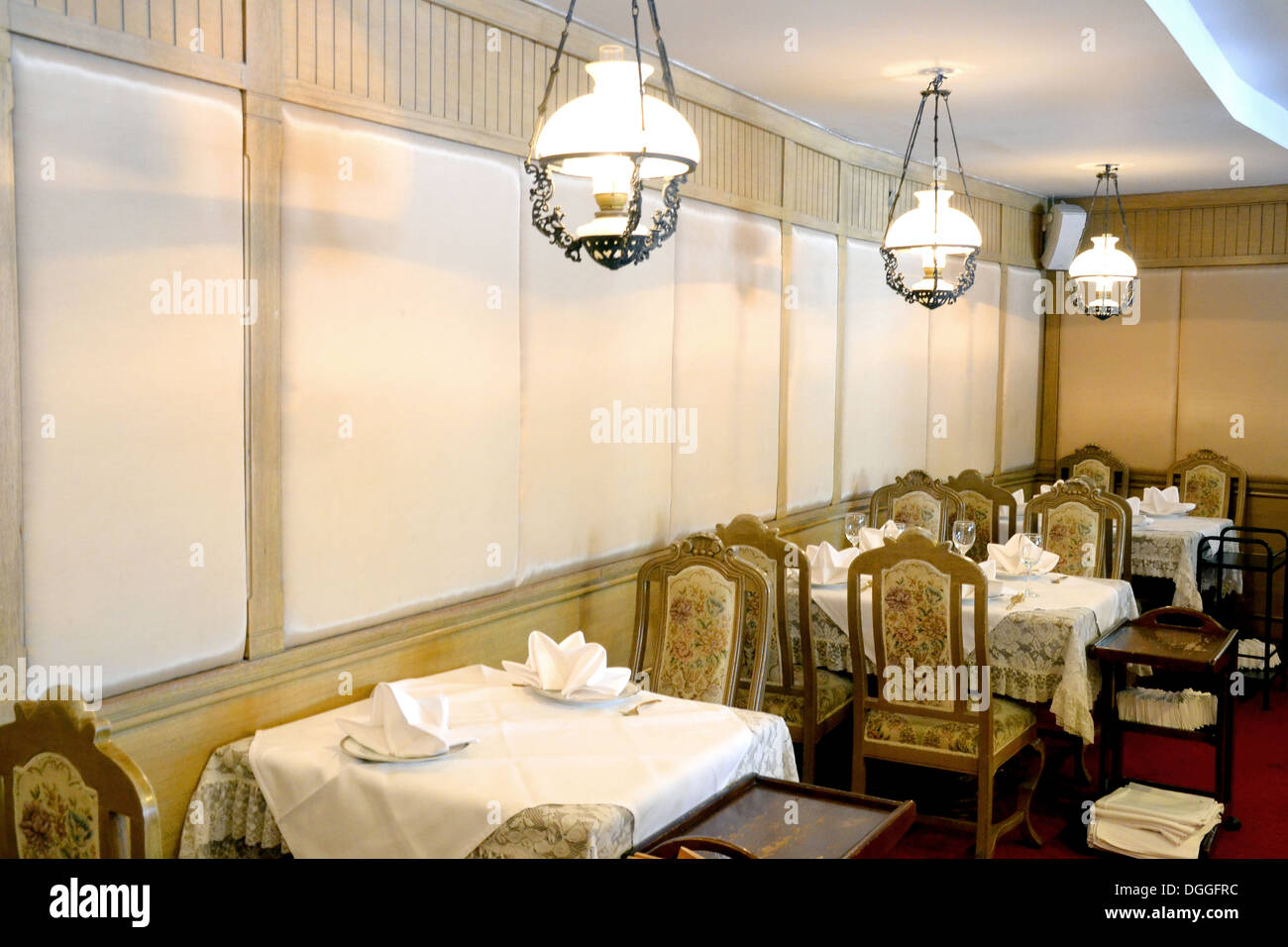 Table setting in Chinese-Thai restaurant Stock Photo - Alamy