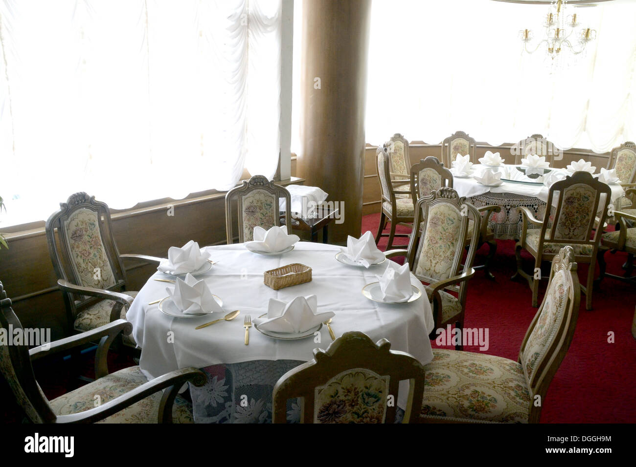 Table setting in Chinese-Thai restaurant Stock Photo - Alamy