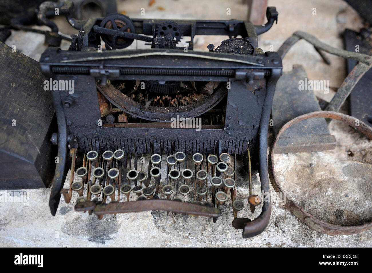Old rusty typewriter Stock Photo - Alamy