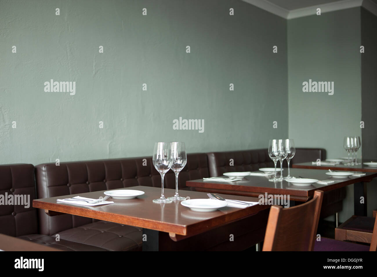 Place setting in restaurant Stock Photo - Alamy