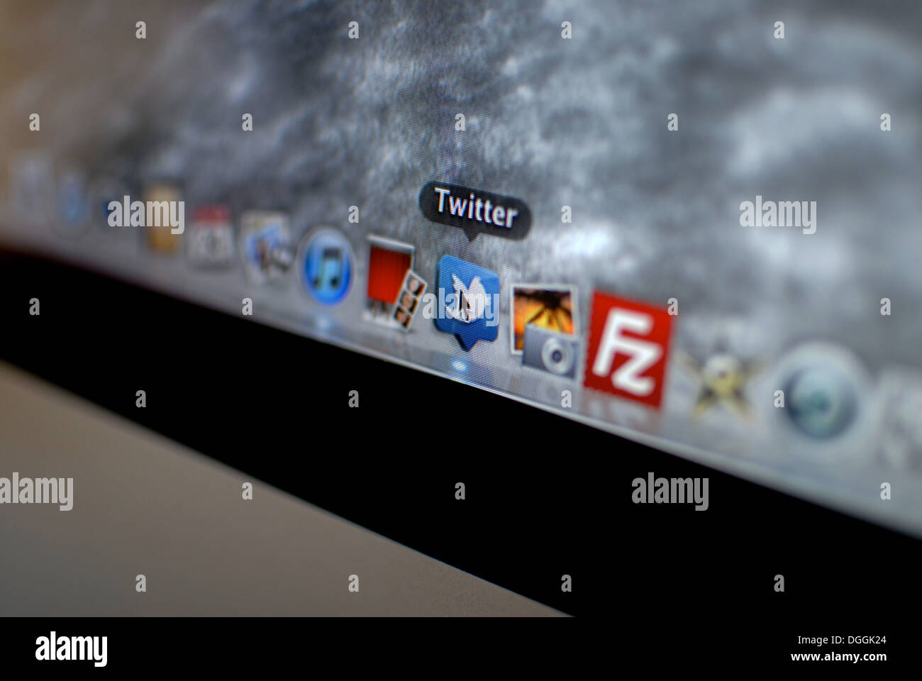 Twitter icon in computer desktop Stock Photo - Alamy