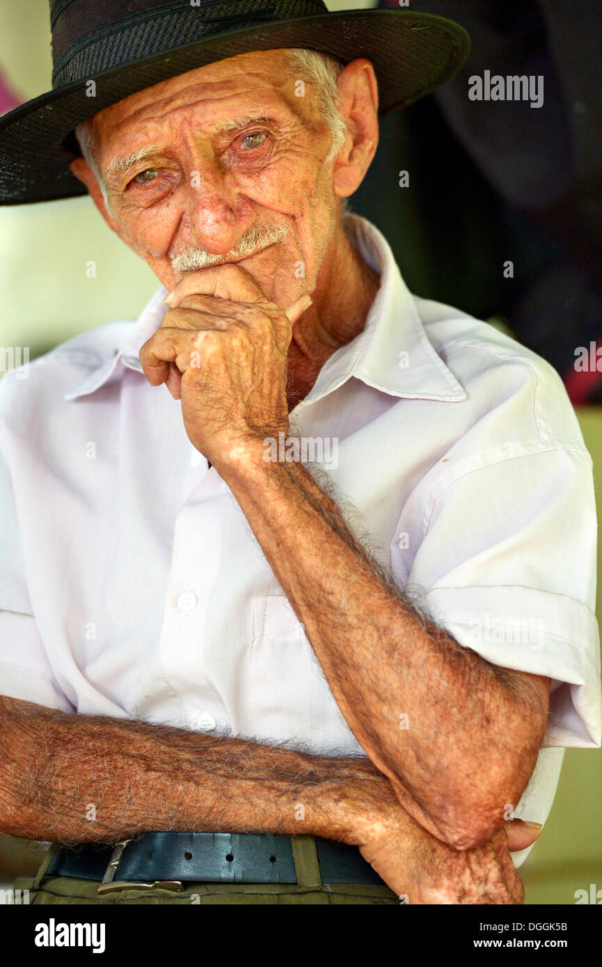 Old man chin beard hi-res stock photography and images - Alamy