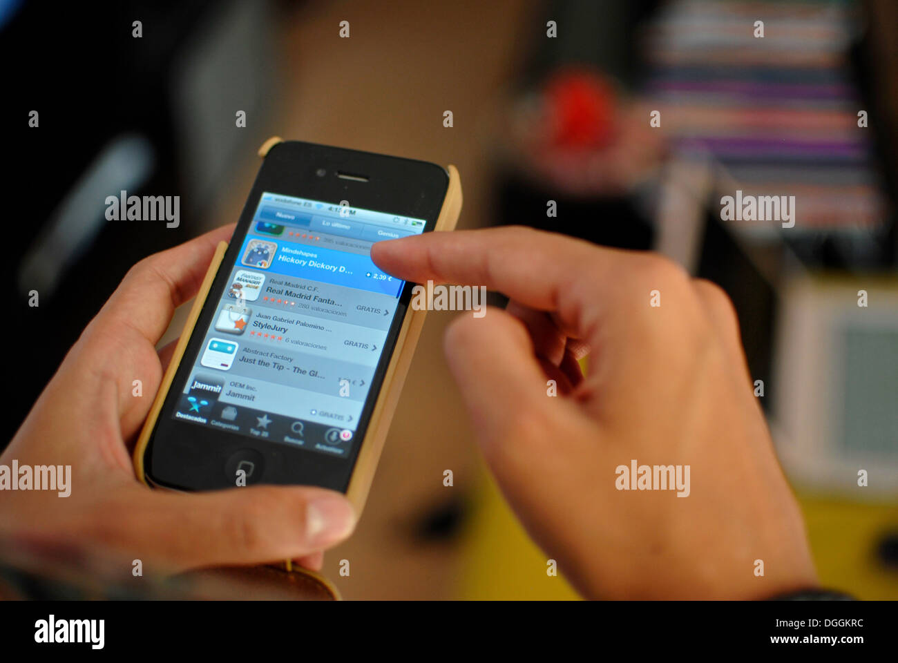 Apple store iphone girl hi-res stock photography and images - Alamy