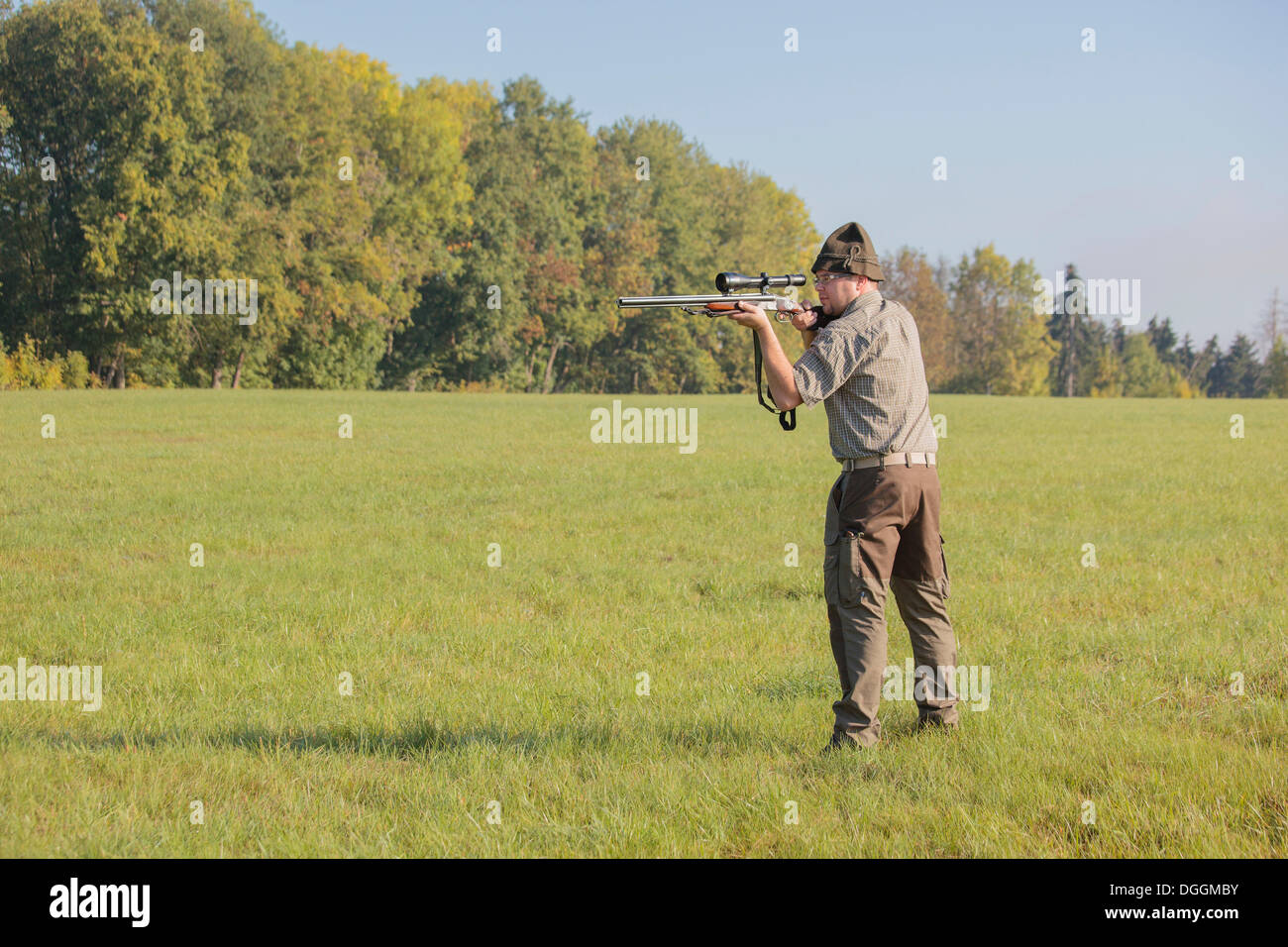 Hunter waiting for game with weapon at the ready, Offheim, Limburg an ...