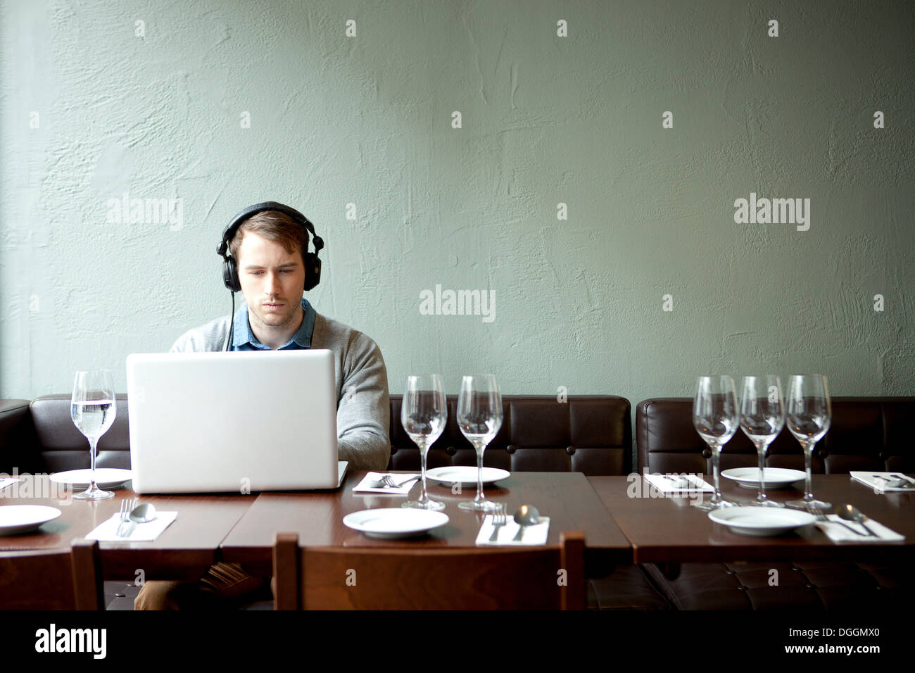 Man sitting alone in restaurant hi-res stock photography and images - Alamy