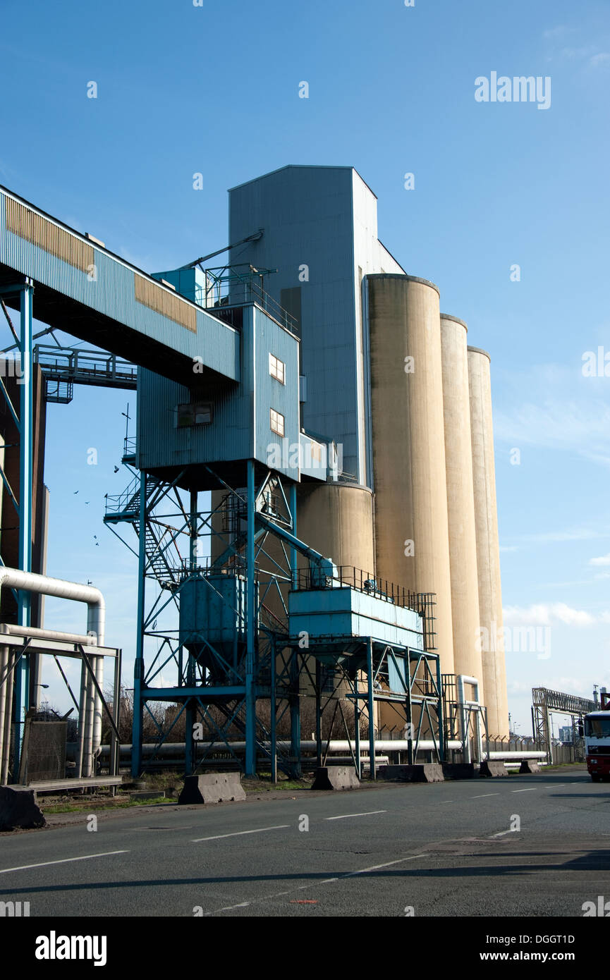 Grain storage Silos at Ship Dock Unloading area Stock Photo - Alamy