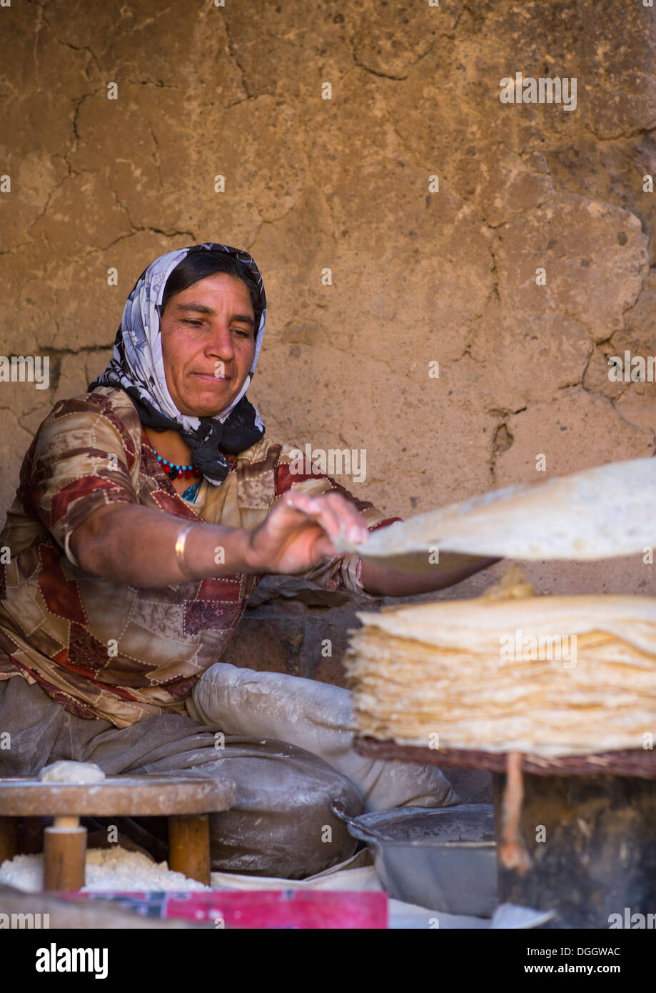 Kurdish Woman Making Local Bread, Palangan, Iran Stock Photo - Alamy
