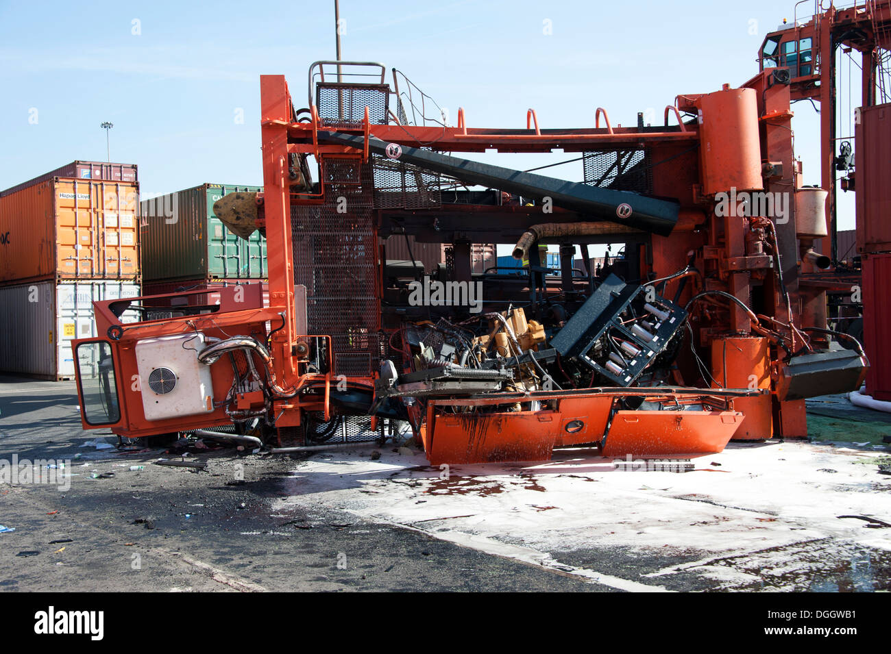 Straddle Carrier Crane Fell Fallen Over crash Stock Photo - Alamy
