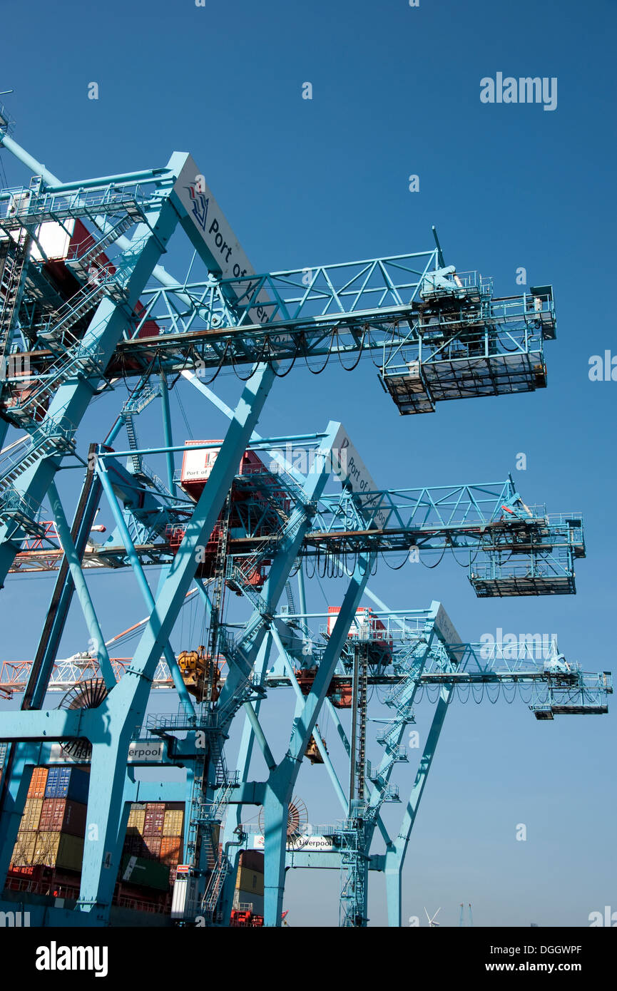 Ship cranes hi-res stock photography and images - Alamy