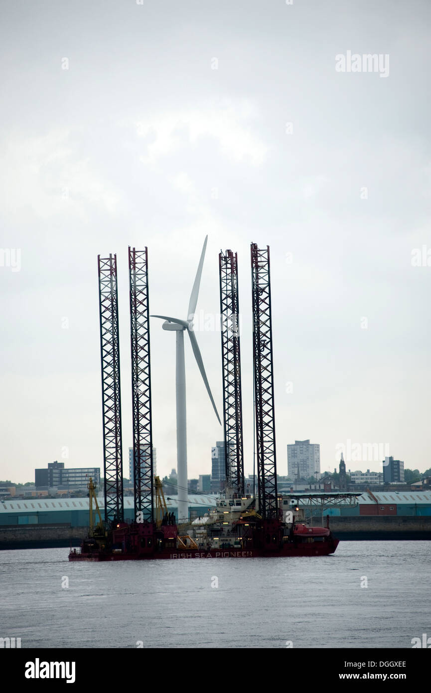 Floating Oil Rig Ship sailing out to sea oilfield Stock Photo - Alamy