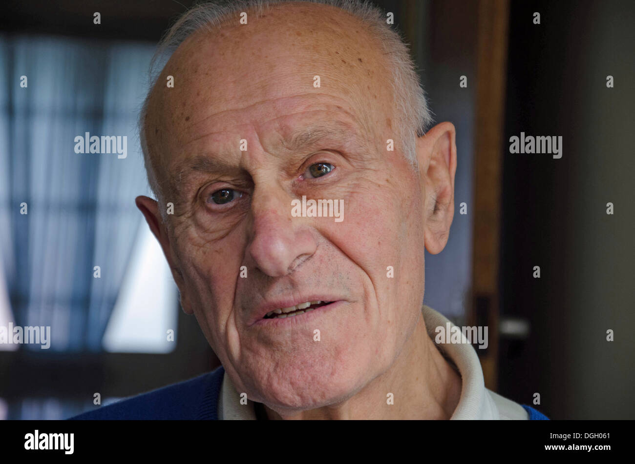 An elderly man with Dementia looking confused Stock Photo - Alamy