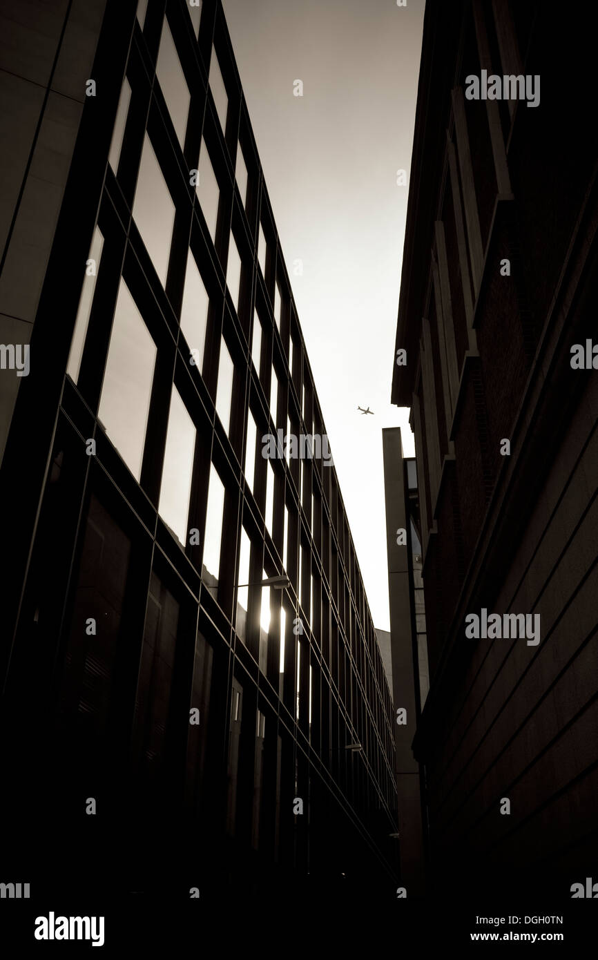 Airplane between buildings hi-res stock photography and images - Alamy