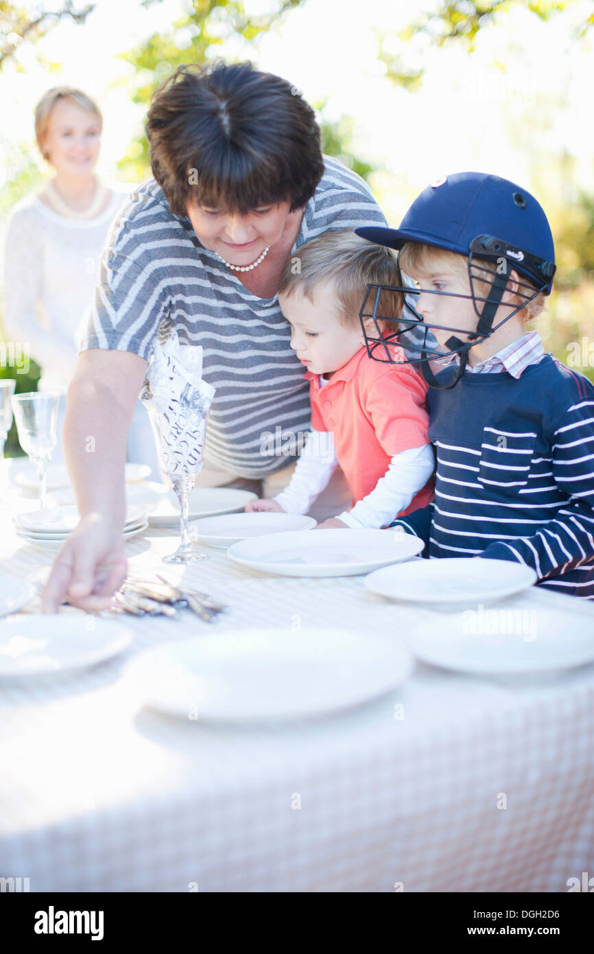 Child setting table hi-res stock photography and images - Alamy