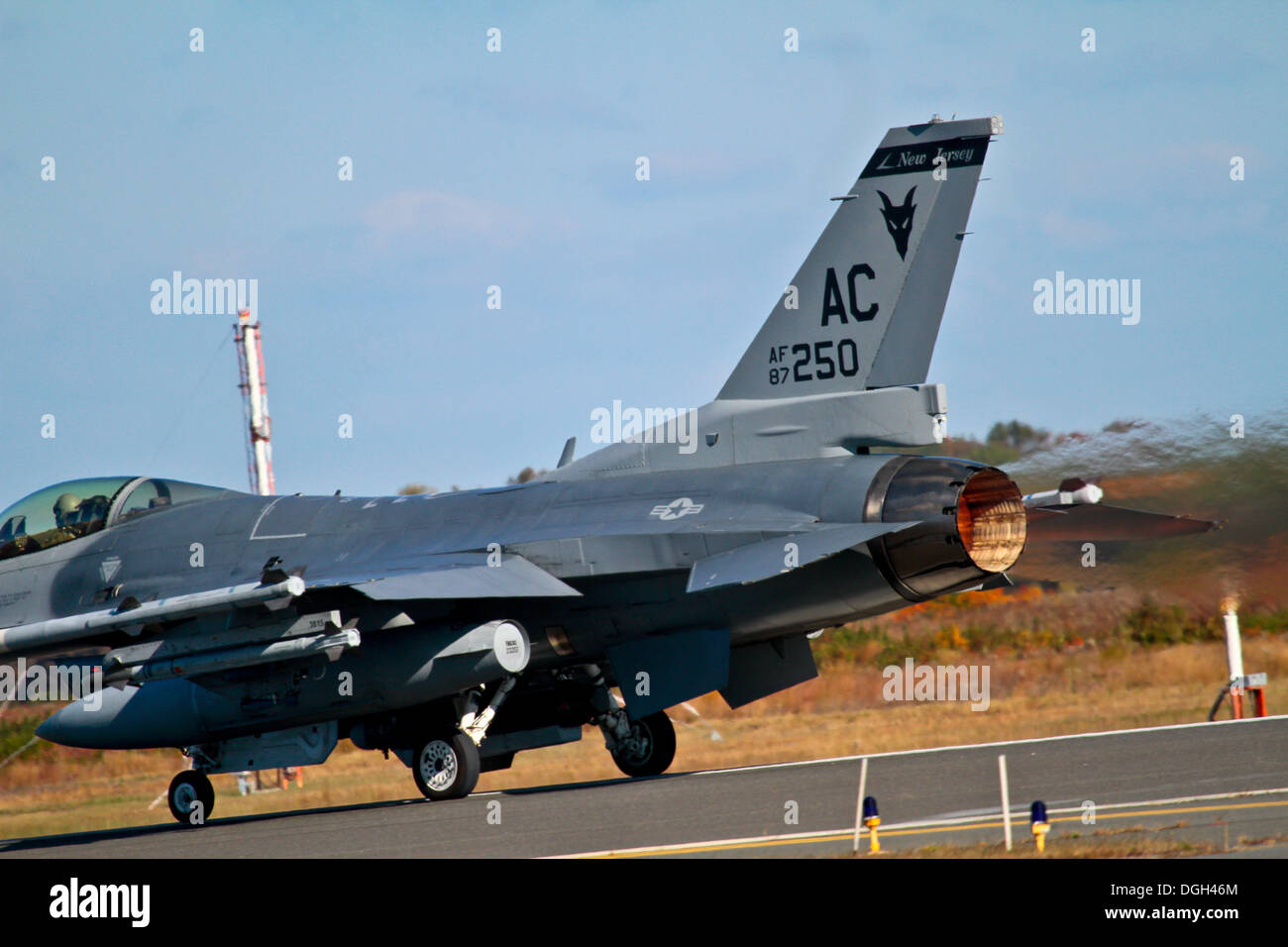 A U.S. Air Force F-16C Fighting Falcon piloted by Maj. Jason Halvorsen ...