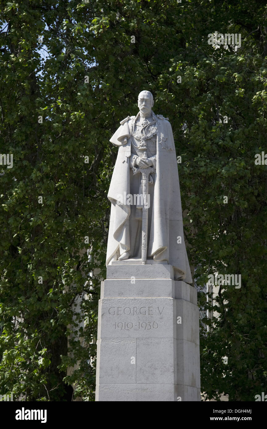 Memorial statue of King George V, Westminster Abbey, City of ...