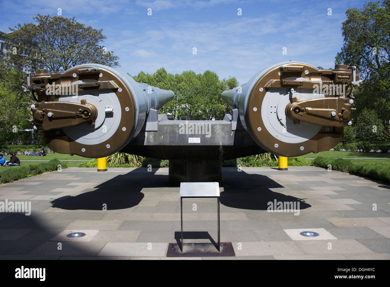 Two 15-inch naval guns outside national war museum, Imperial War Museum ...