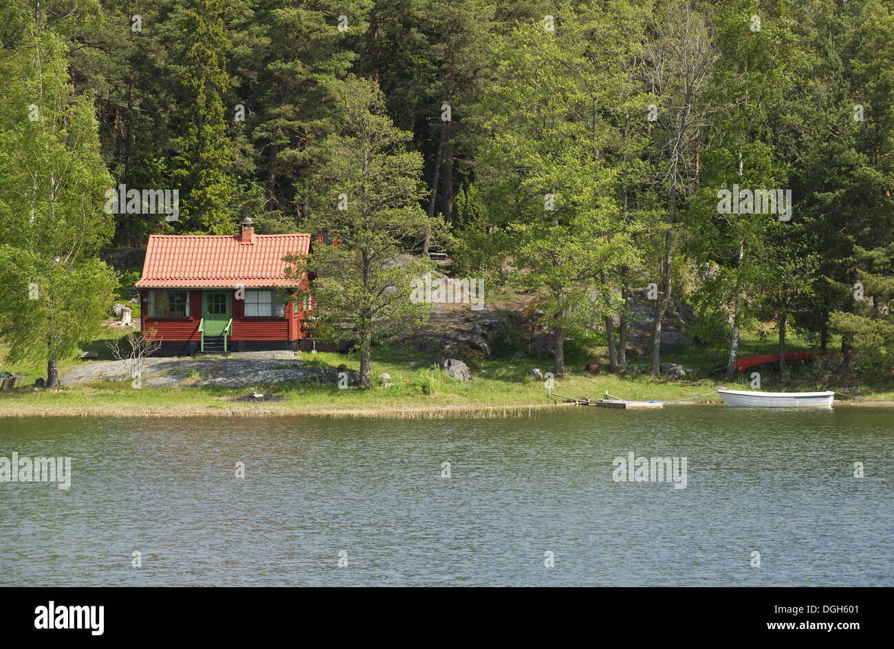 Cottage with boat hi-res stock photography and images - Alamy