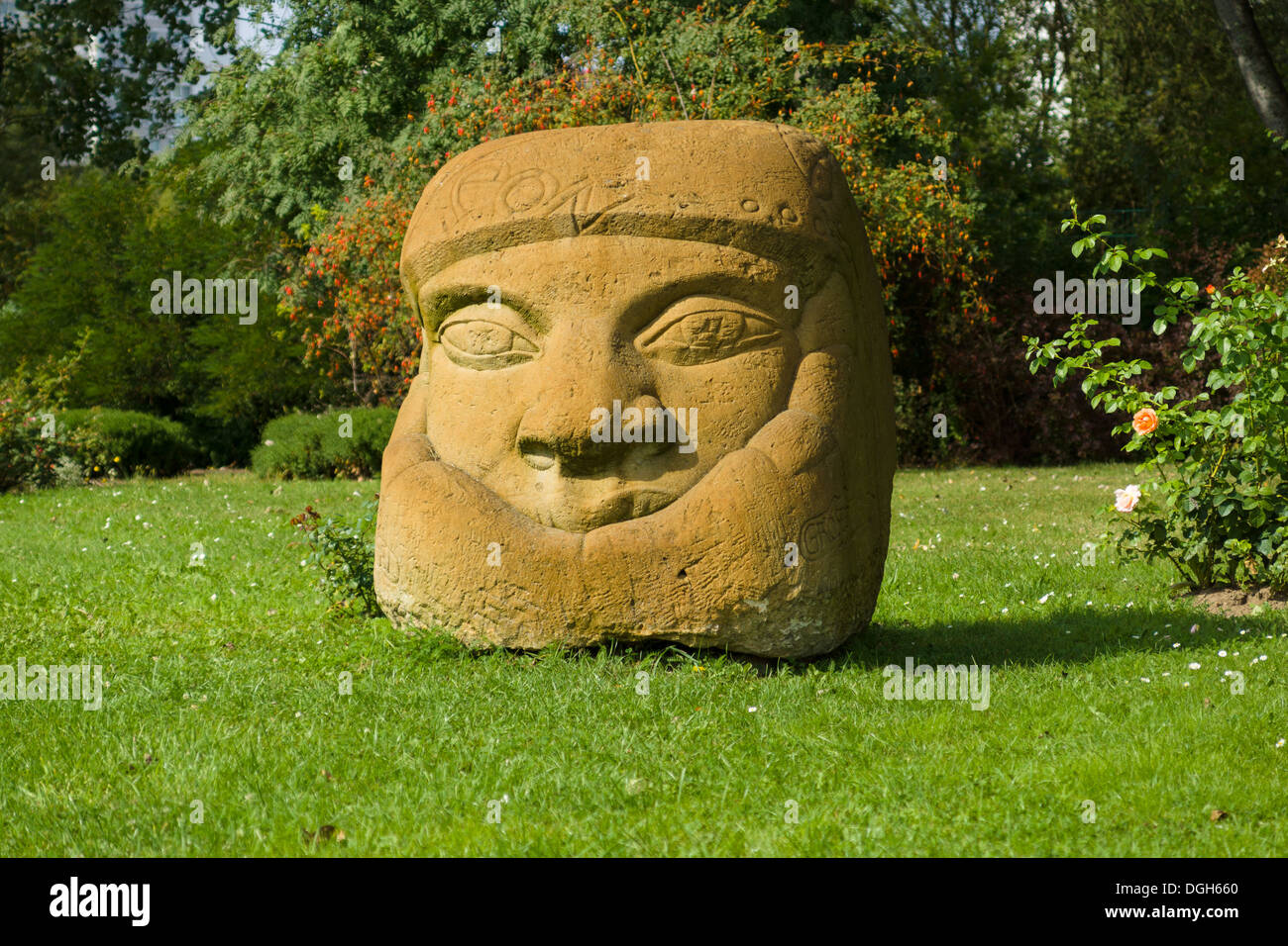 Giant stone head hi-res stock photography and images - Alamy