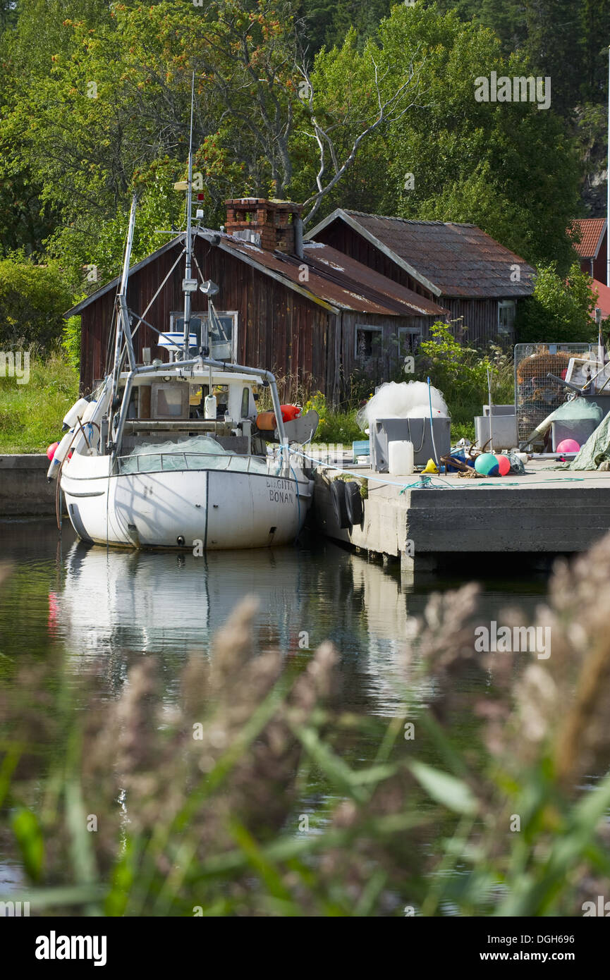 Fishing boat moored at jetty in fishing village, Bonan, Gastrikland ...
