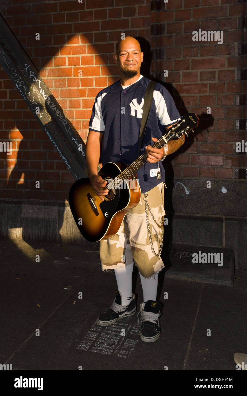 Black man street musician guitar hi-res stock photography and images ...
