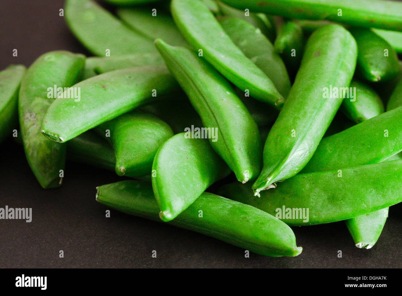 Unshelled peas hi-res stock photography and images - Alamy