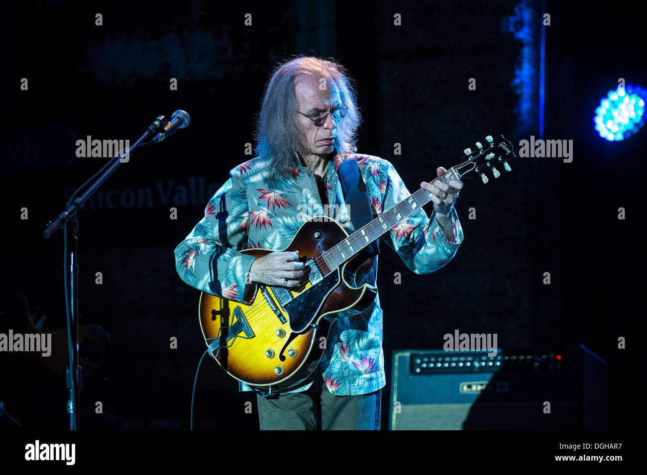 Saratoga, California, USA. 7th July, 2013. Guitarist STEVE HOWE of ...
