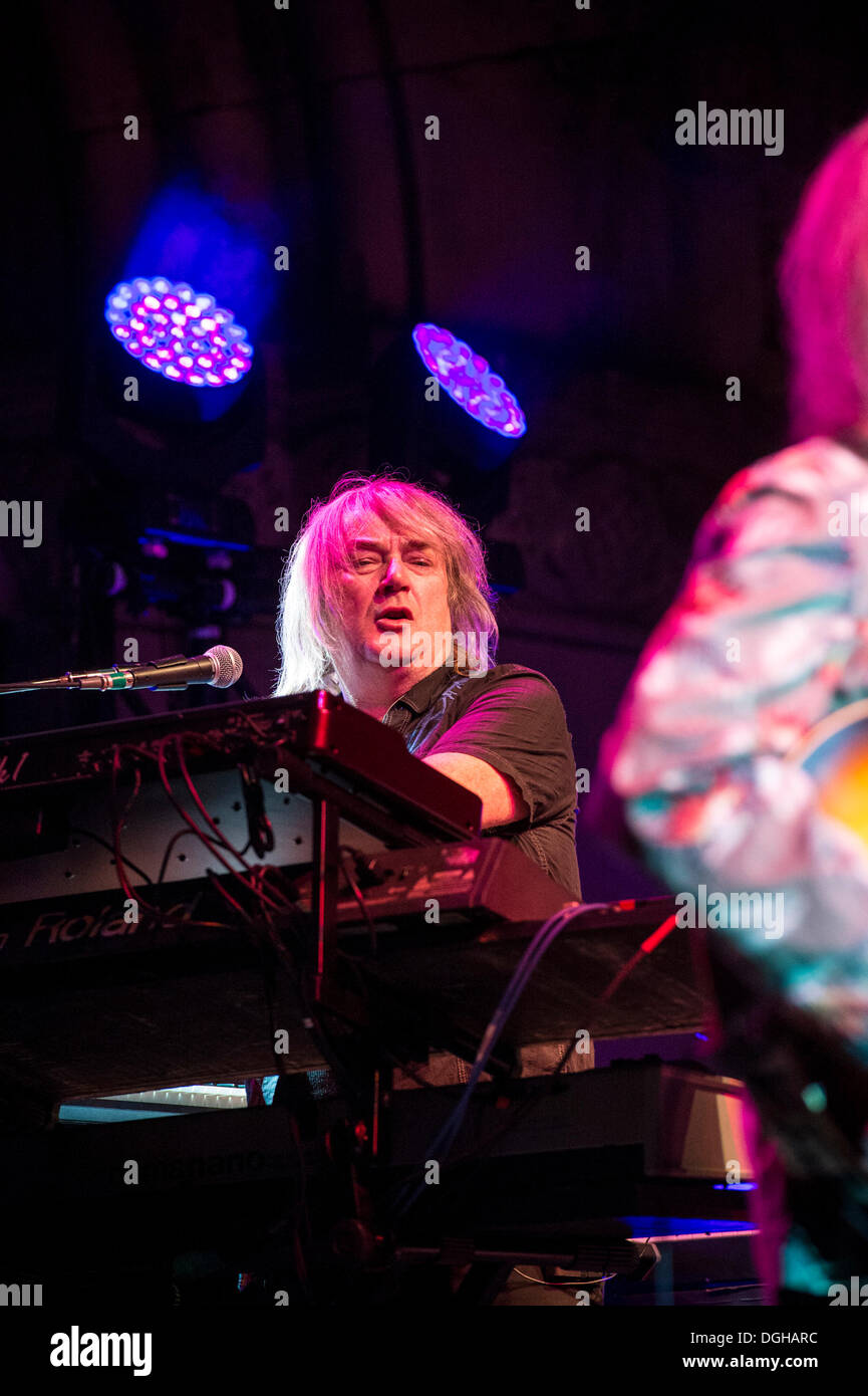 Saratoga, California, USA. 7th July, 2013. Keyboard player GEOFF DOWNES ...