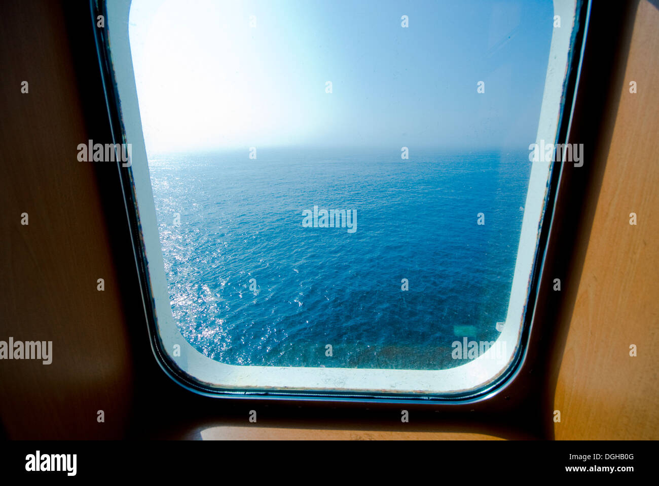 Porthole view hi-res stock photography and images - Alamy