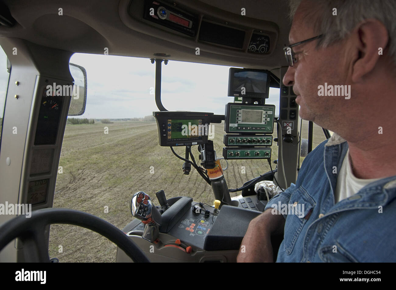 Case 225 tractor interior and farmer with GPS and Samson vacuum slurry ...