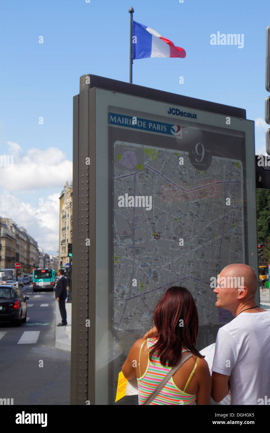 Man tourist paris map hi-res stock photography and images - Alamy