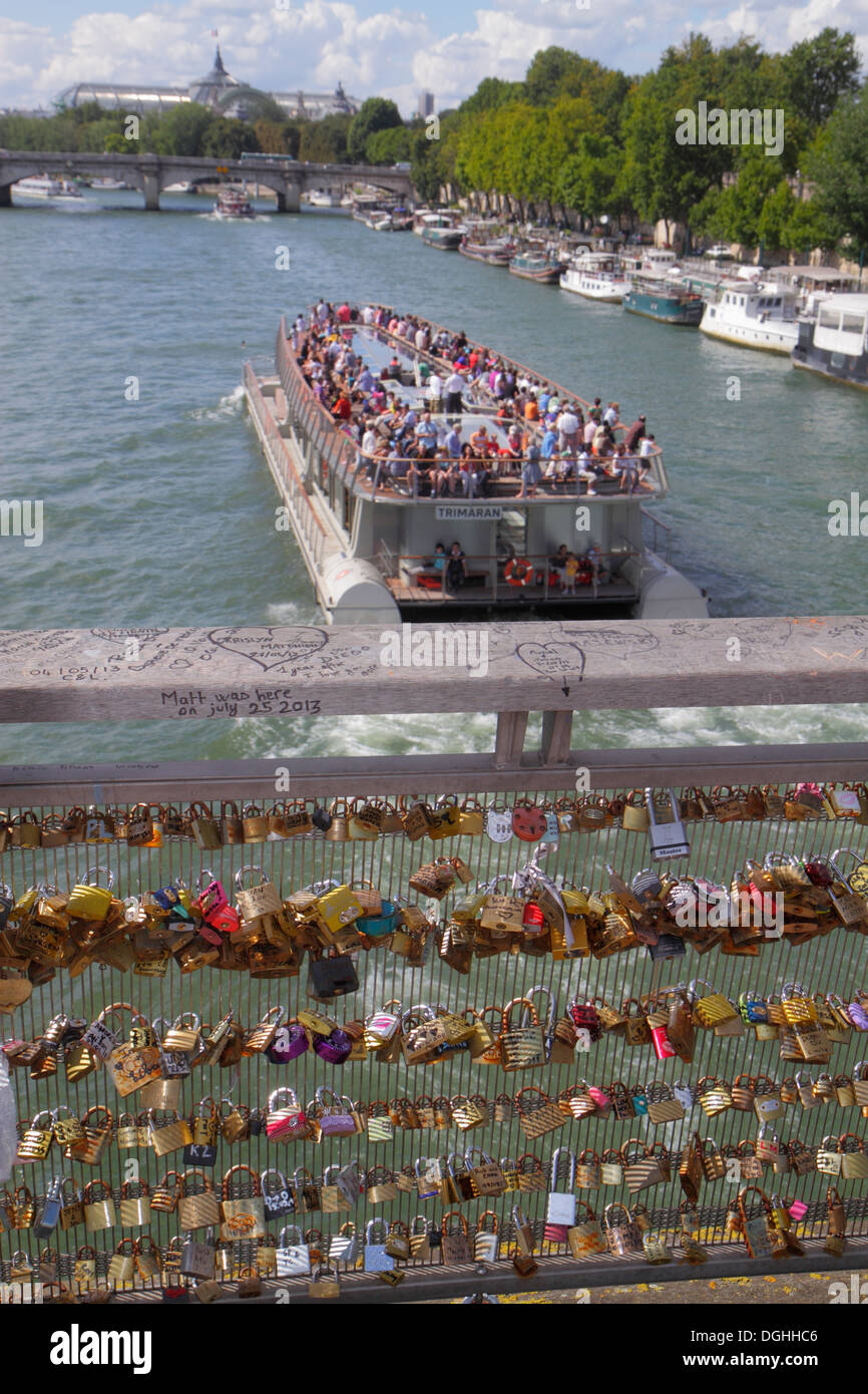 Locks on bridge paris hi-res stock photography and images - Alamy