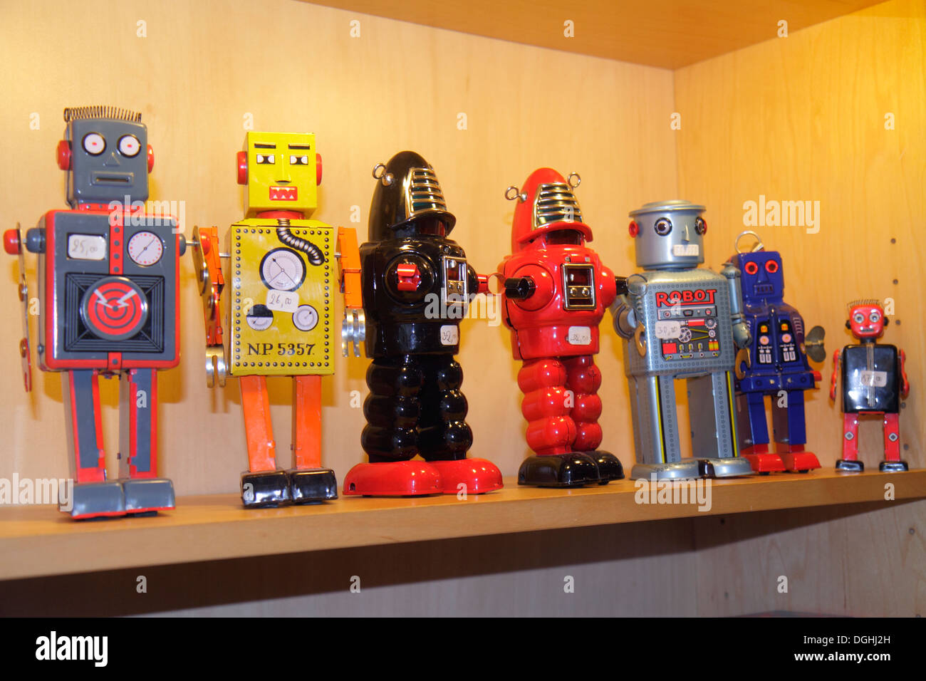 Toy robots display hi-res stock photography and images - Alamy