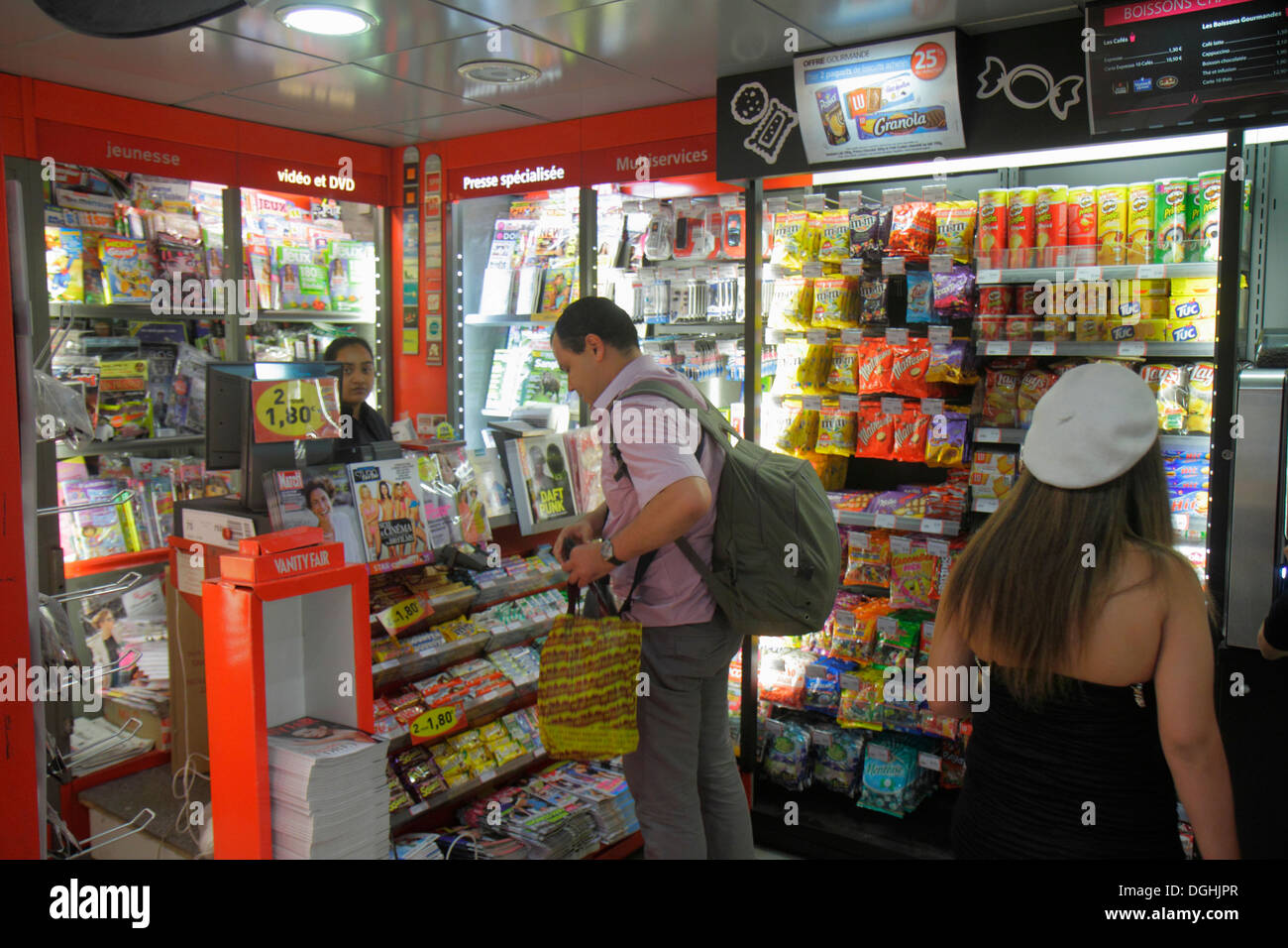 Newsstand newspaper vendor booth stall hi-res stock photography and ...
