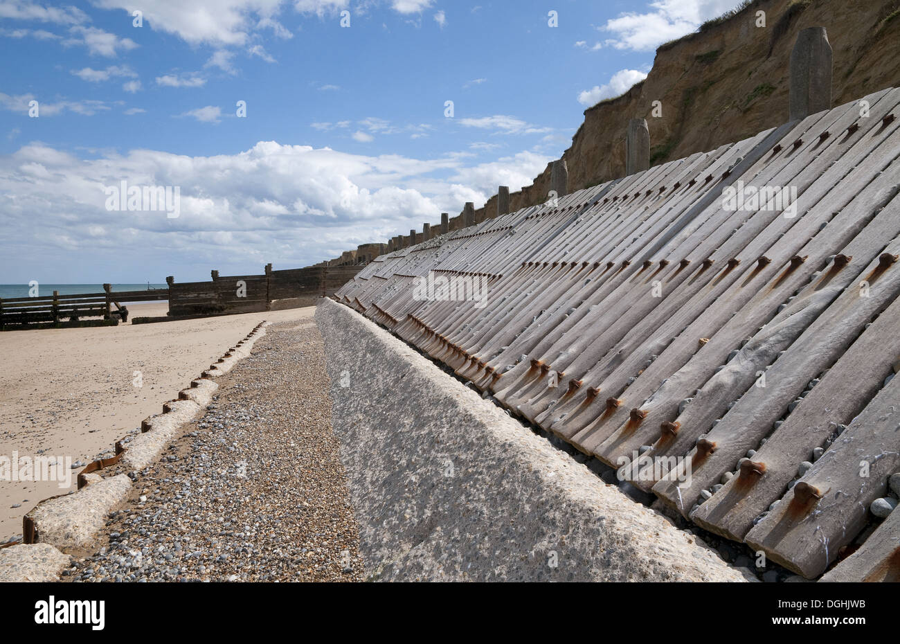 Timber sea defences west runton hi-res stock photography and images - Alamy