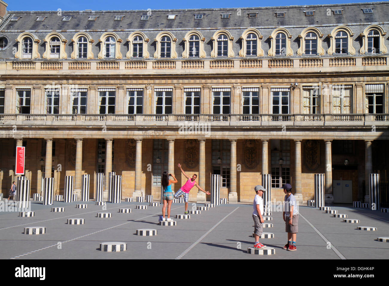 Colonnes de daniel buren High Resolution Stock Photography and Images ...