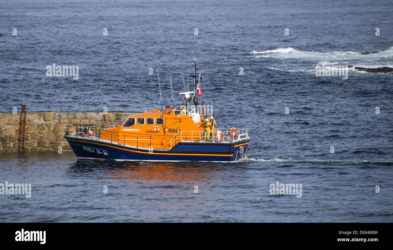 Cornish lifeboats hi-res stock photography and images - Alamy