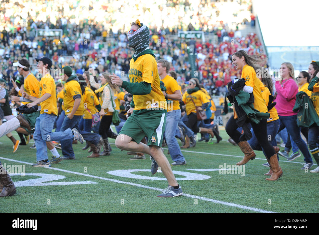 Baylor Bears fans take the traditional run before an NCAA college ...