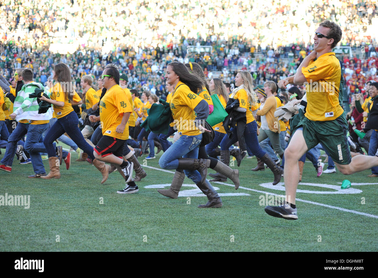 Baylor Bears fans take the traditional run before an NCAA college ...