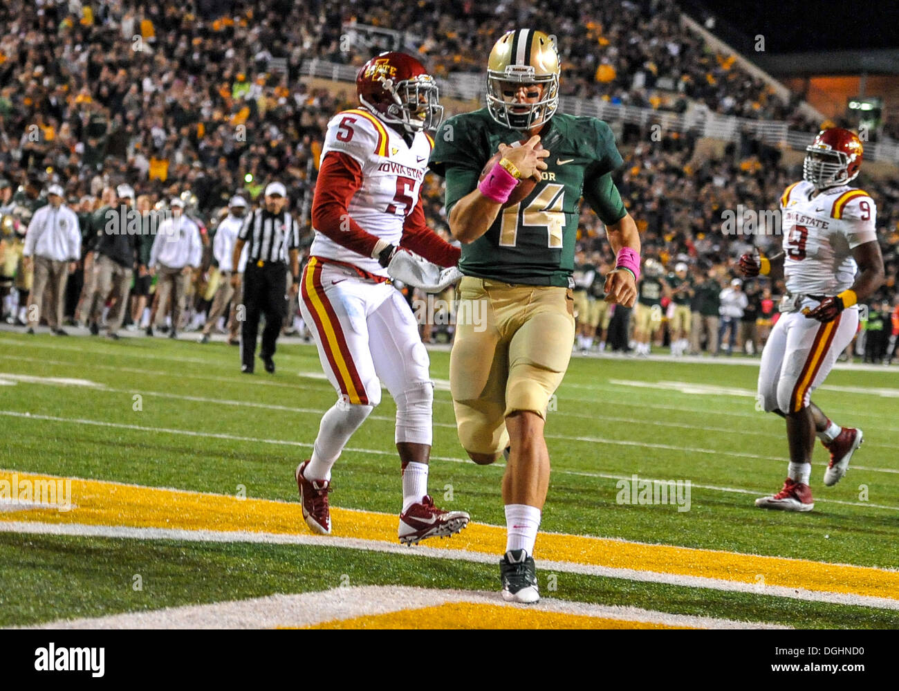 Baylor Bears quarterback Bryce Petty (14) rushes for a touchdown as he ...