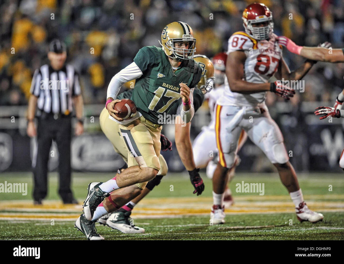 Baylor Bears quarterback Seth Russell (17) runs up the middle for a ...