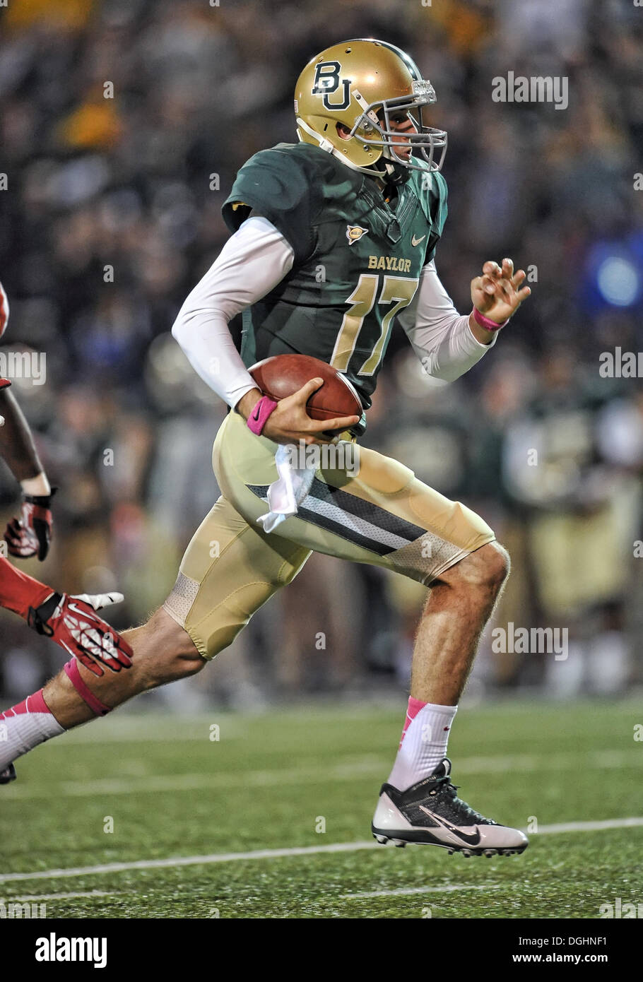 Baylor Bears quarterback Seth Russell (17) runs up the middle for a ...