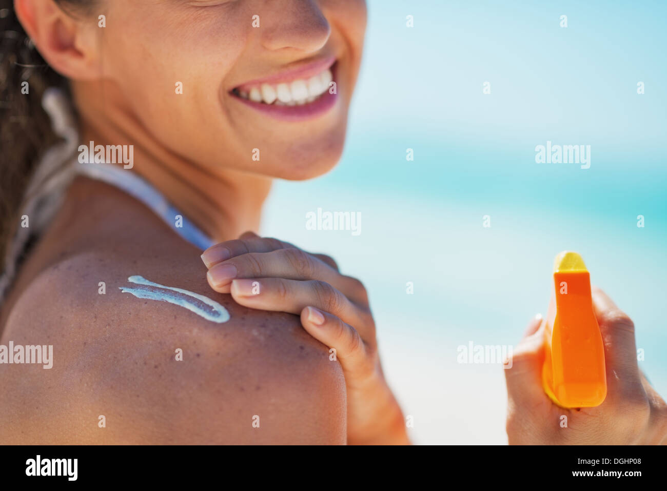 Sunscreen woman hi-res stock photography and images - Alamy