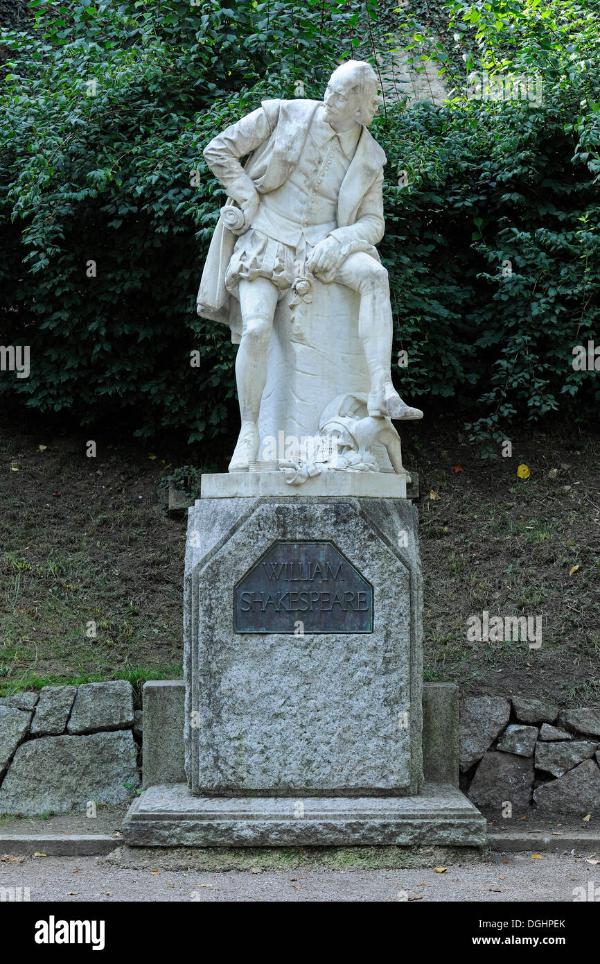 William shakespeare memorial statue High Resolution Stock Photography ... William shakespeare memorial statue High Resolution Stock Photography ...