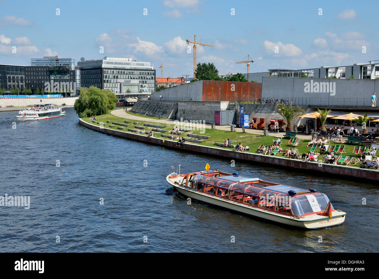 Excursion boat on the Spree river, Reichstagsufer, bank of the ...