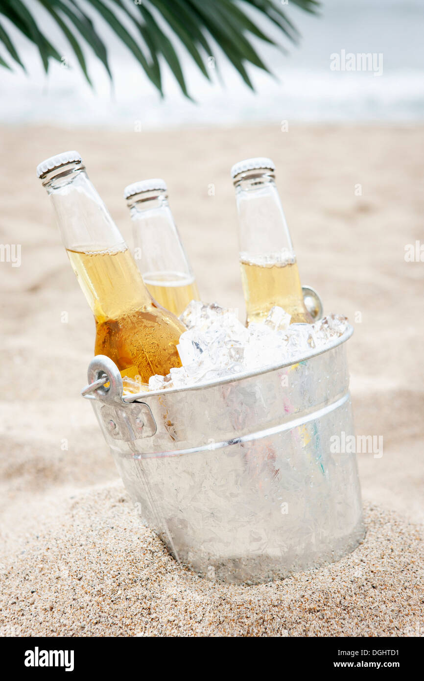Ice in a bucket hi-res stock photography and images - Alamy