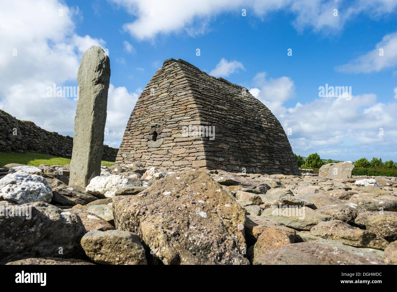 Beehive building, Gallarus Oratory, Dingle Peninsula, County Kerry ...