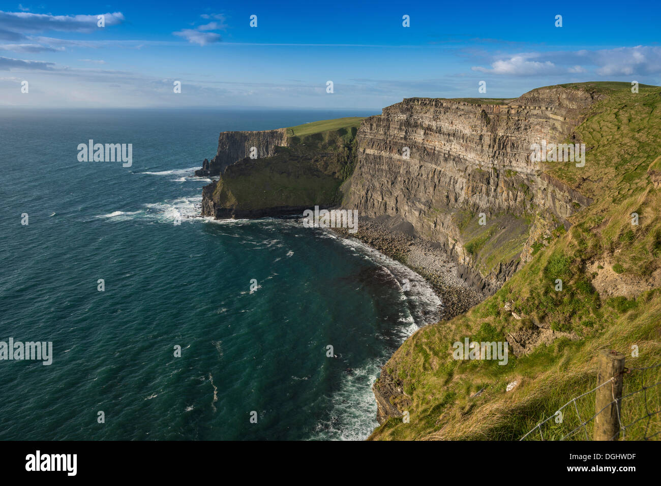 Ireland countryside cliffs of moher hi-res stock photography and images ...